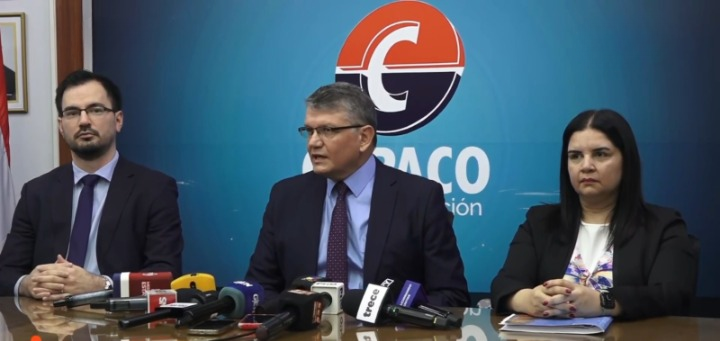 Dos funcionarios habrían desviado más de mil millones de guaraníes de ...